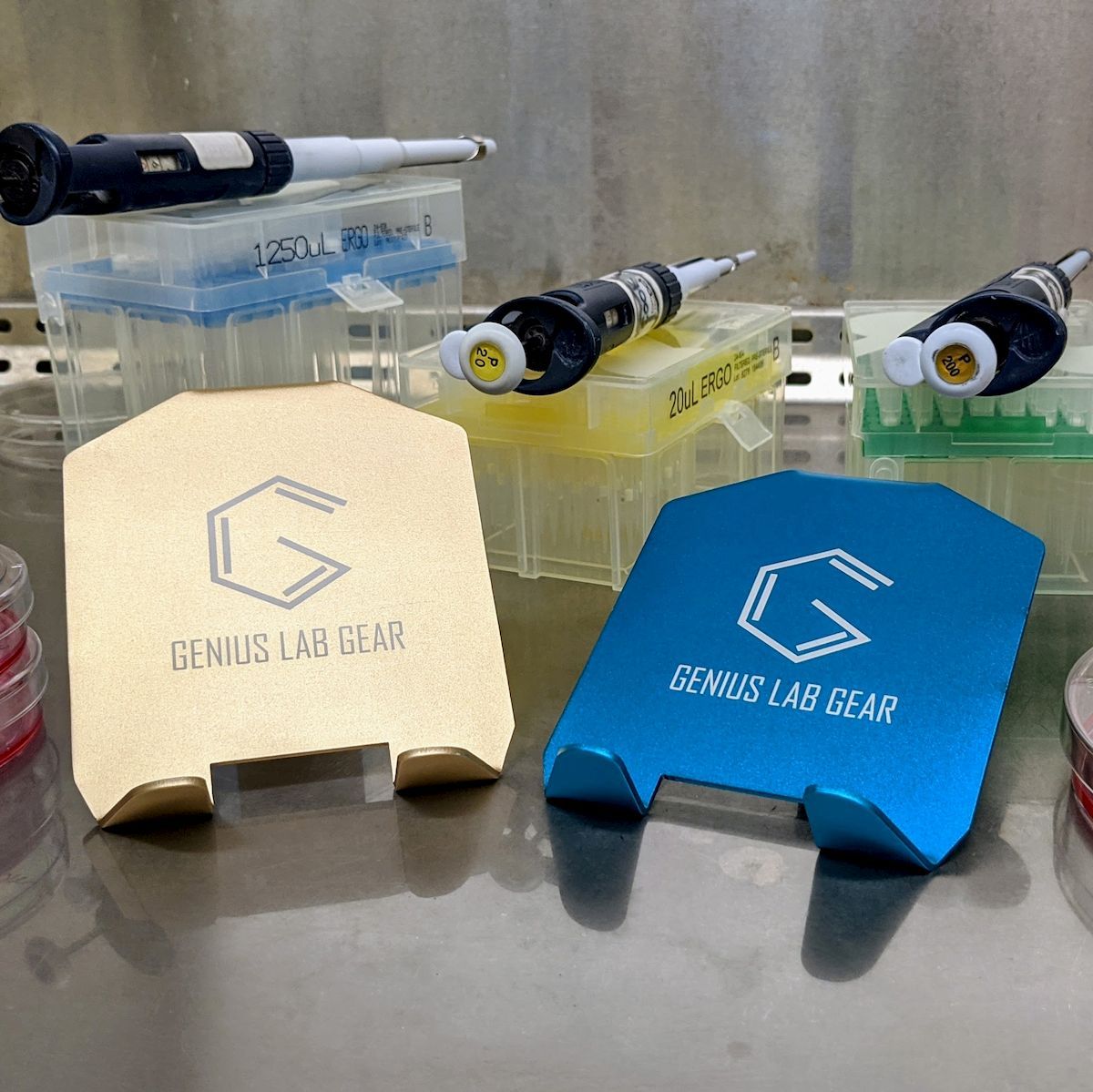 Angled Petri Dish and Cell Culture Plate Holder (2-pack) - Genius Lab Gear